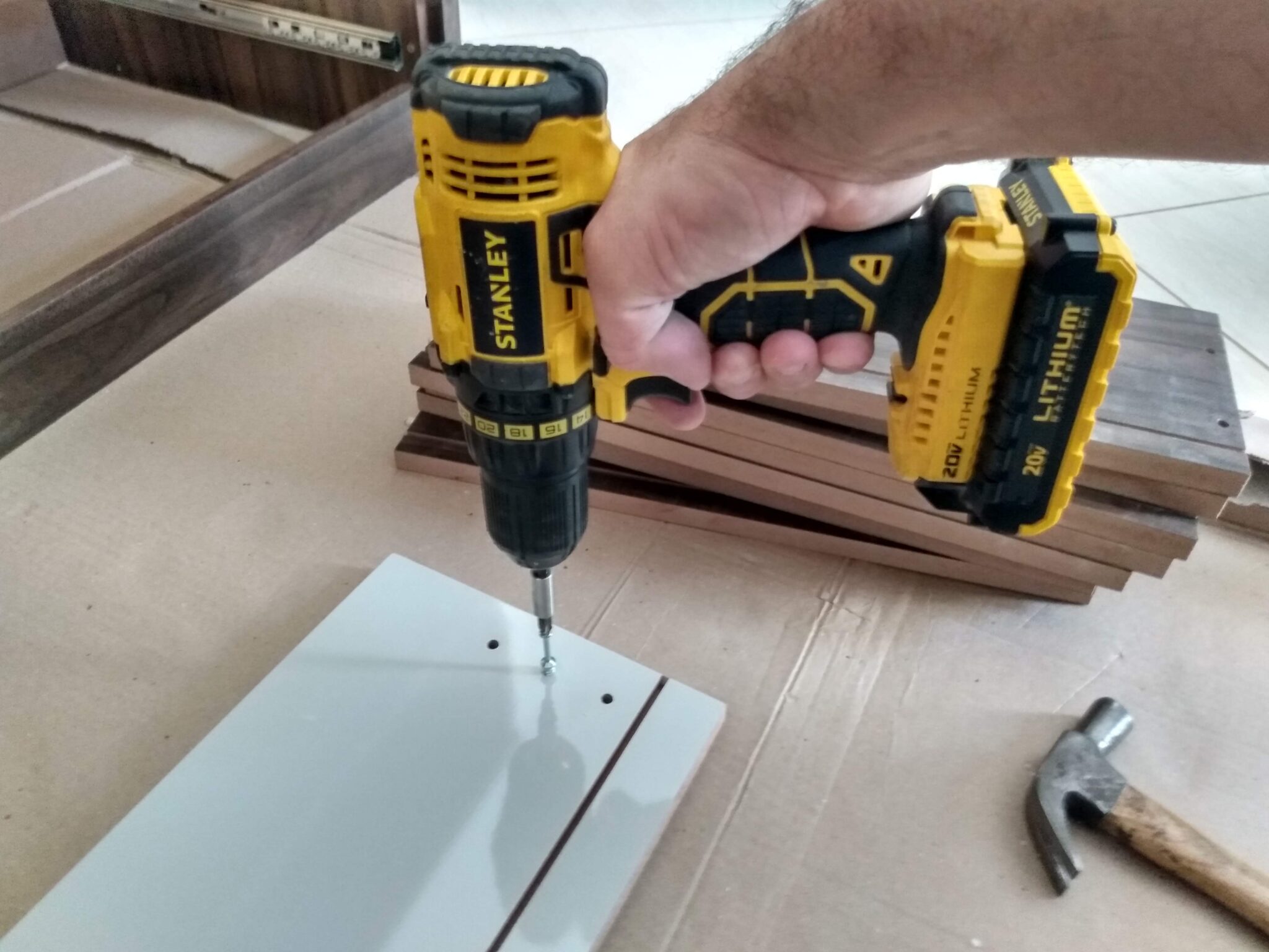 Tipos de dobradiças para móveis e suas aplicações